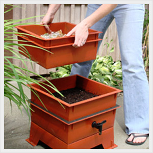 This Worm Composter Creates Nutrient Rich Compost For Your Garden ...